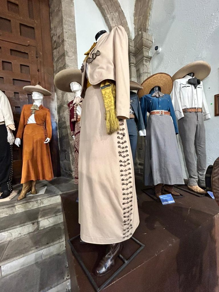 El traje de charra de gala para eventos • Federación Mexicana de Charrería