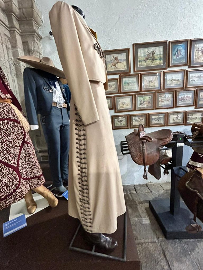 El traje de charra de gala para eventos • Federación Mexicana de Charrería